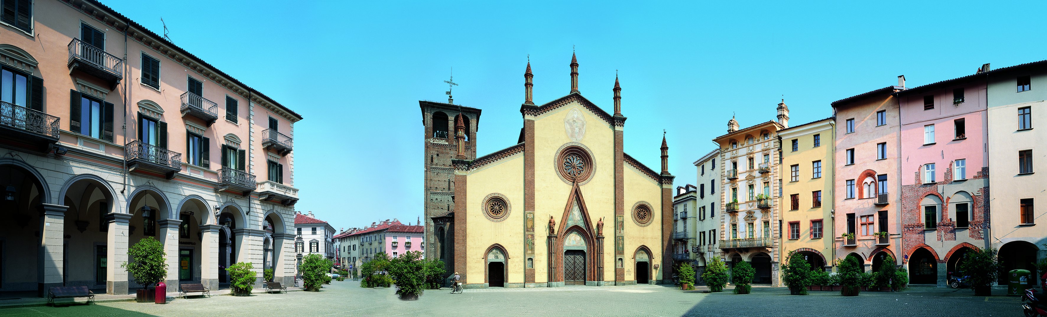 Pinerolo_Piazza_Duomo_180° – Hotel Barrage – Pinerolo